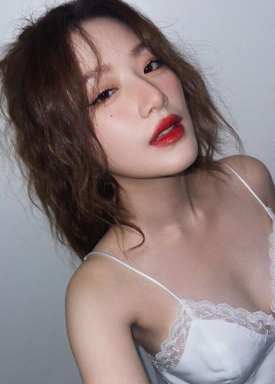여자 아이들 슈화 파격 노출에 팬들 ′깜짝′…치명美 폭발